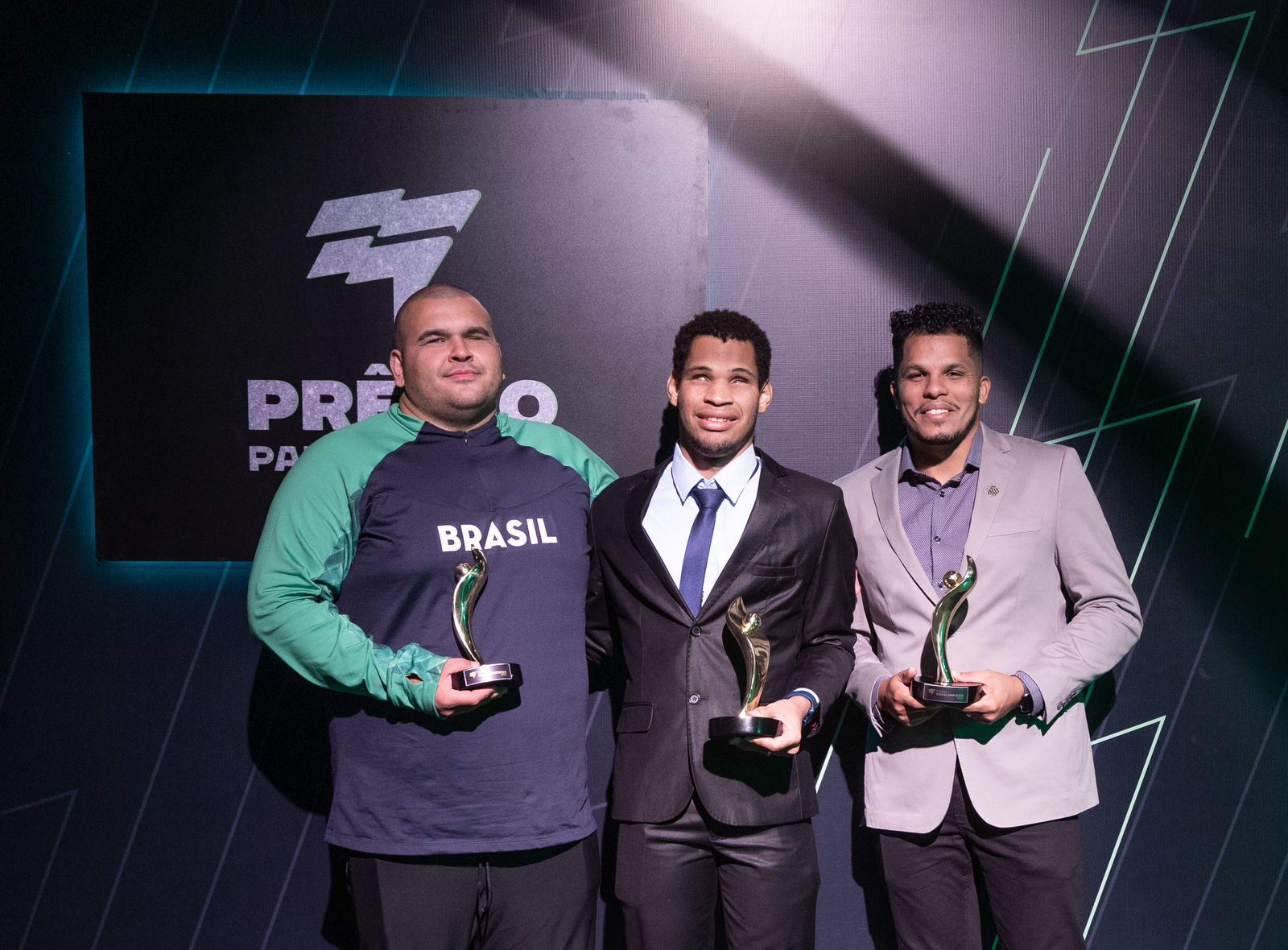 Wilians Araújo, Maicon e Leomon ganham o Prêmio Paralímpicos 2022 — CBDV